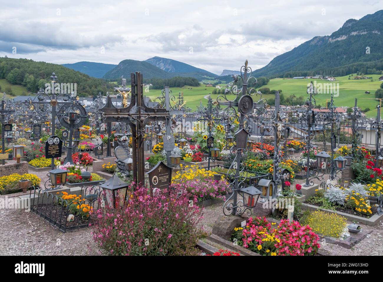 Wrought iron cemetery cross hi-res stock photography and images - Alamy