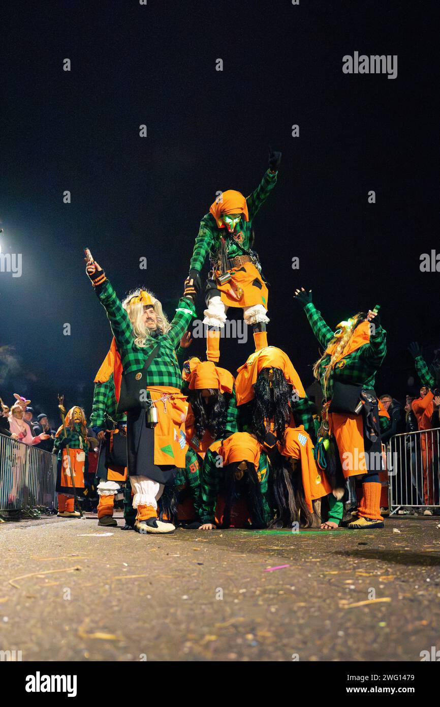 Acrobatic performance hi-res stock photography and images - Alamy