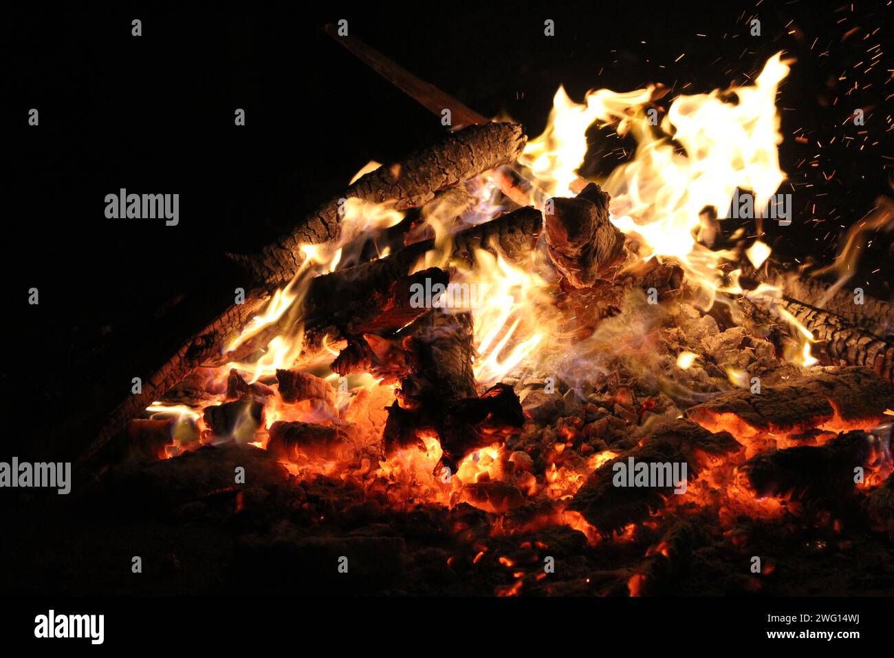 Fire burning at night camp fire burning flames Stock Photo - Alamy