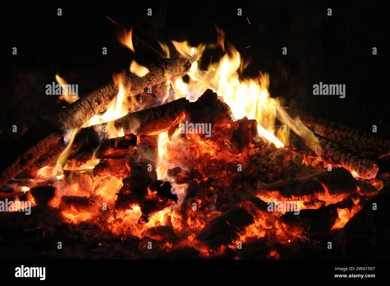 Fire burning at night camp fire burning flames Stock Photo - Alamy