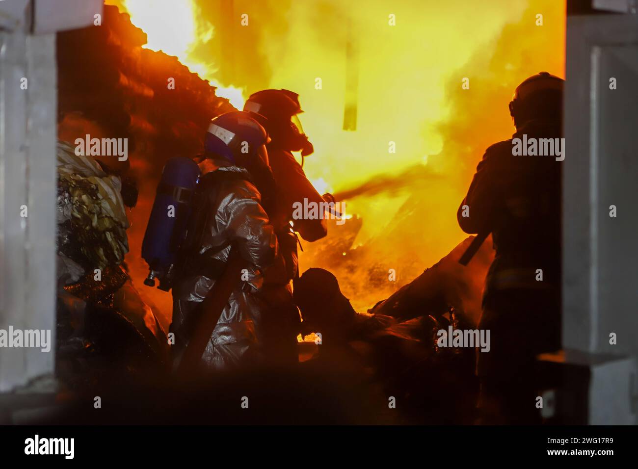 (240202) -- NAIROBI, Feb. 2, 2024 (Xinhua) -- Firefighters work at the ...