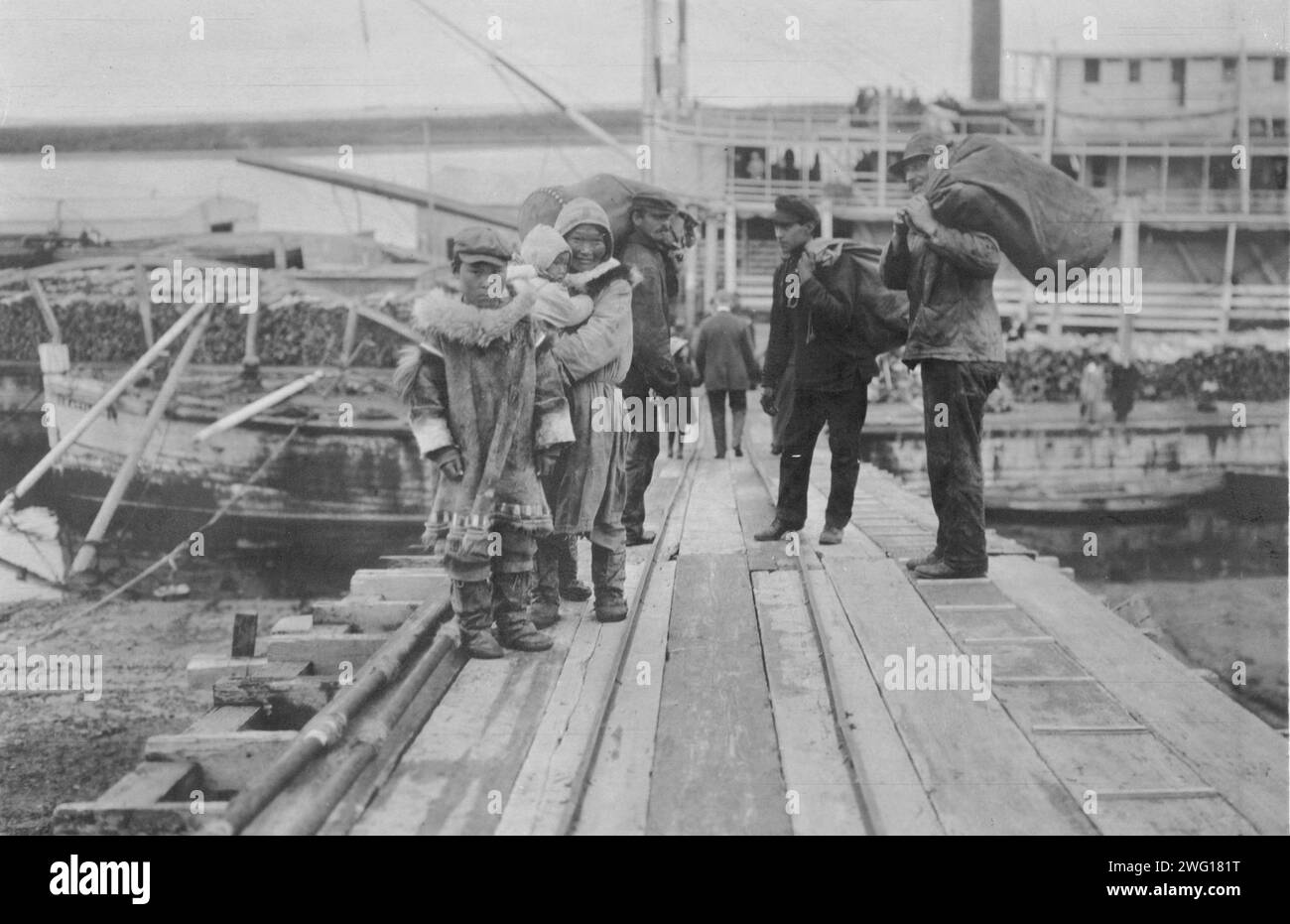Eskimos 1900s hi-res stock photography and images - Alamy