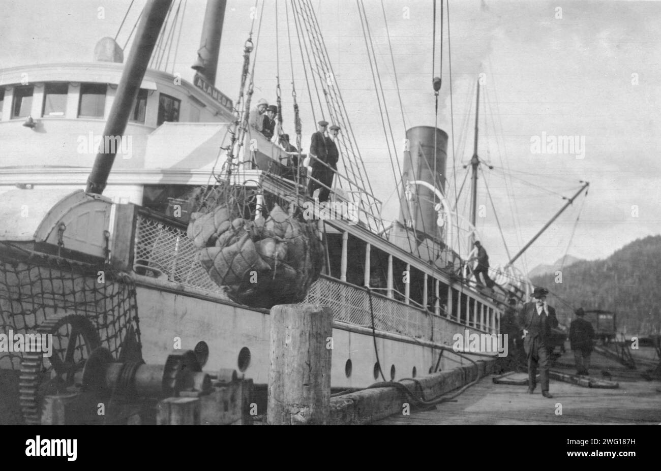 Loading copper on ship, between c1900 and 1916 Stock Photo - Alamy