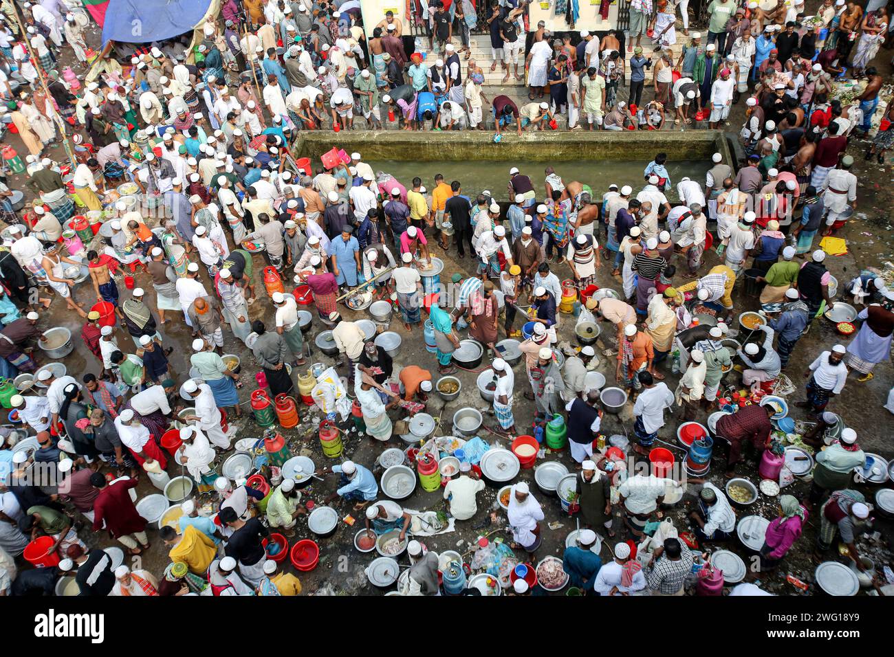 Biswa Ijtema 2024 in Bangladesch Muslim devotees queue to collect water ...