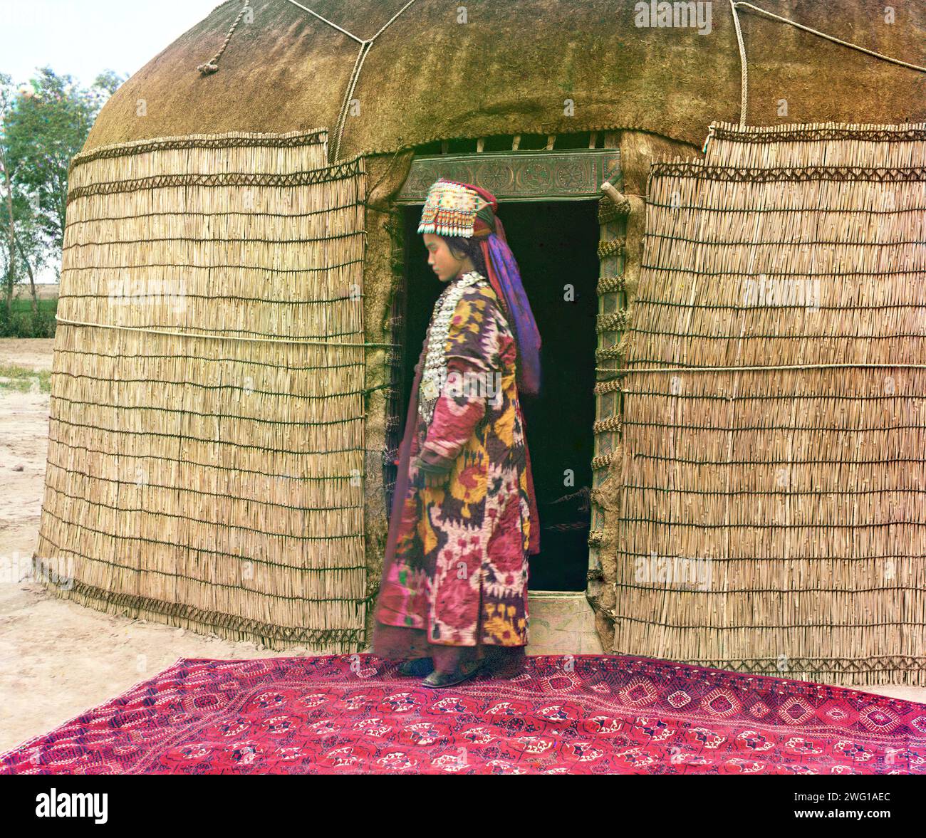 Turkmenistan traditional dress hi-res stock photography and images - Alamy