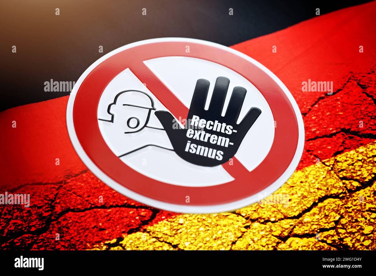 FOTOMONTAGE, Warnschild mit Aufschrift Rechtsextremismus auf einer ...