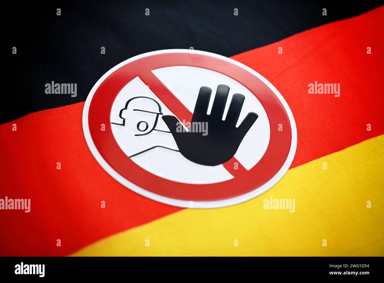 Warnschild auf einer Deutschlandfahne, Symbolfoto für die Verteidigung ...