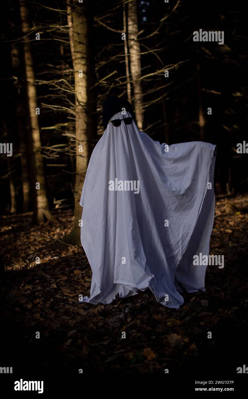 Sheet ghost hi-res stock photography and images - Alamy