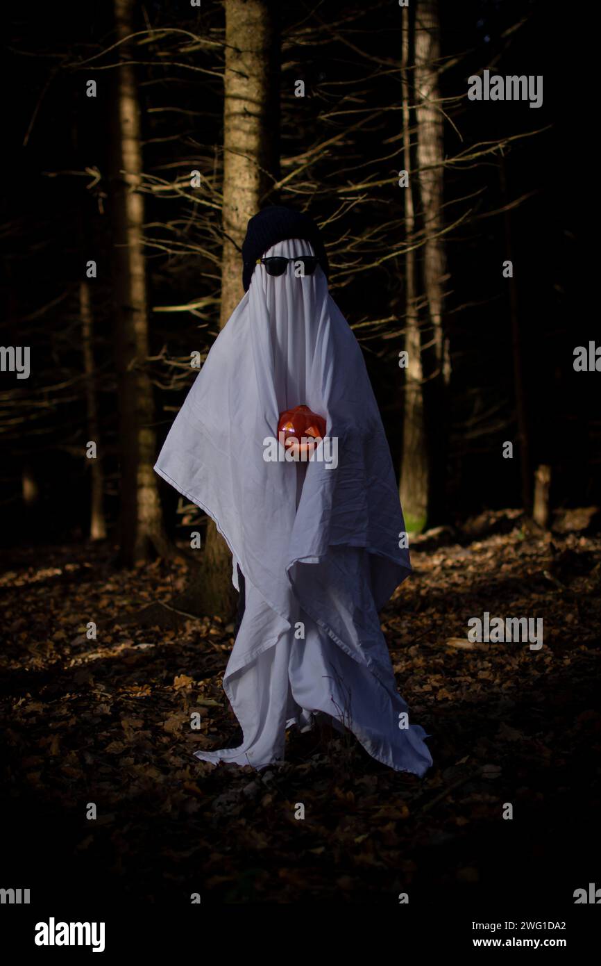 Child scary ghost hi-res stock photography and images - Alamy