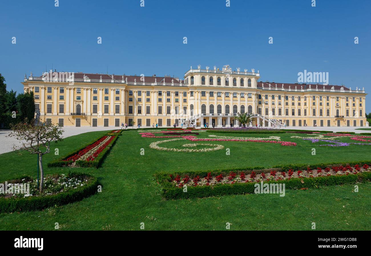 Neoclassical schonbrunn palace hi-res stock photography and images - Alamy