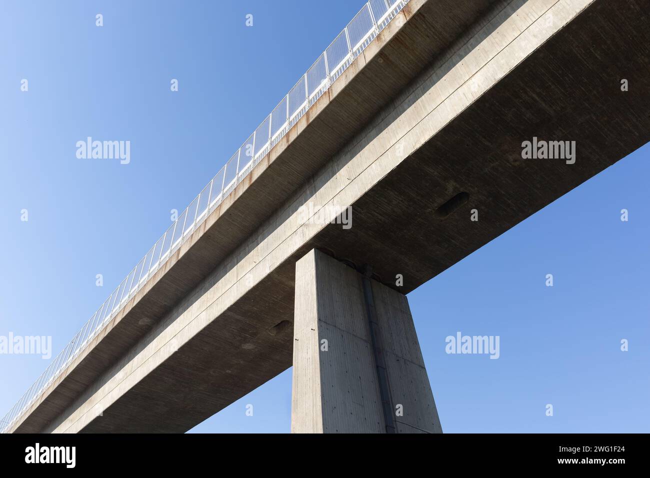 Overhead train hi-res stock photography and images - Alamy