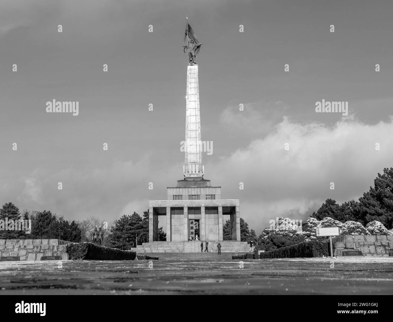 View memorial monument soldiers Black and White Stock Photos & Images ...