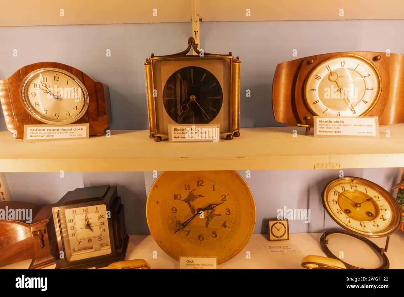 Mantal clock hi-res stock photography and images - Alamy