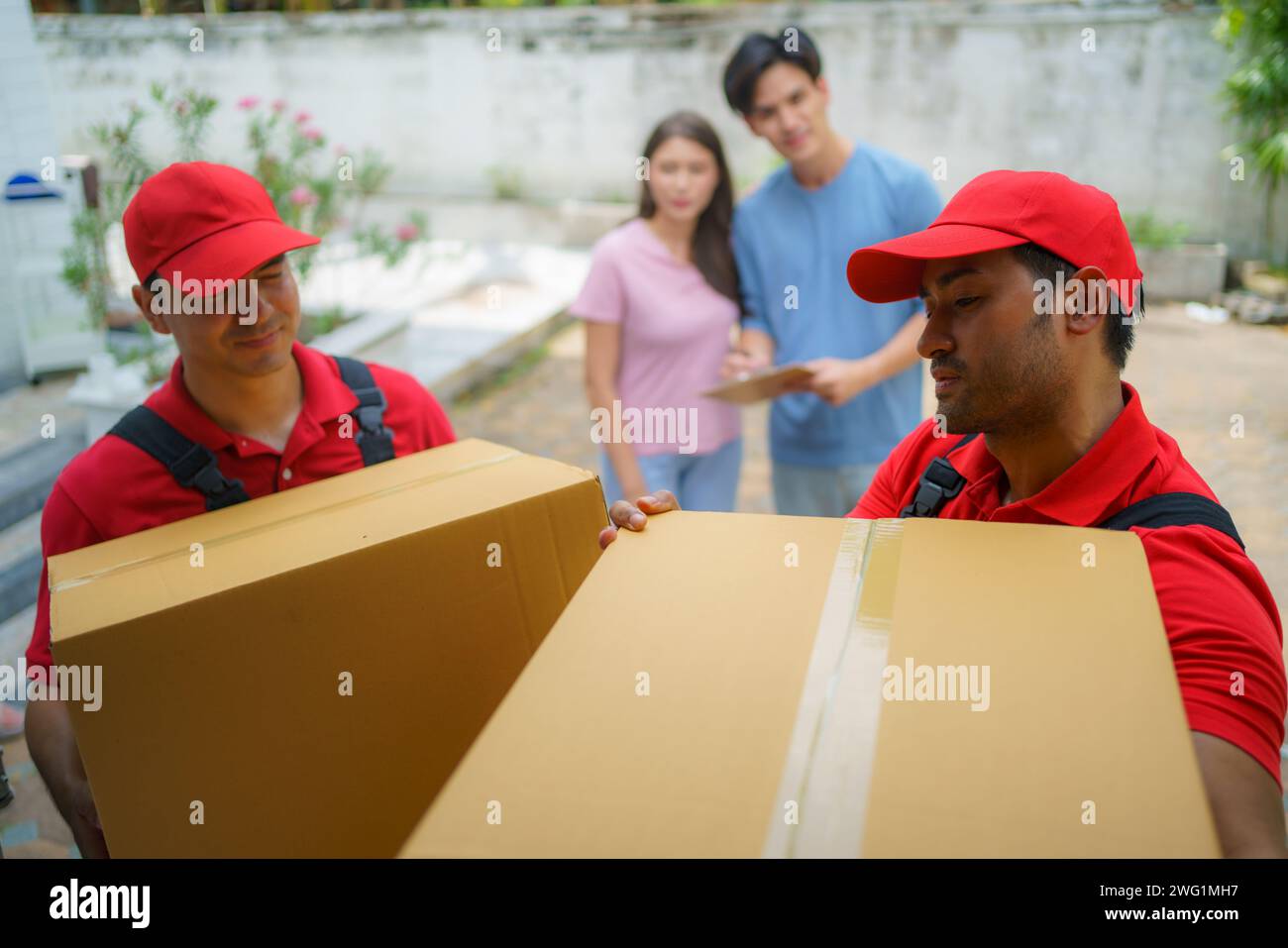 Move box onto truck hi-res stock photography and images - Alamy