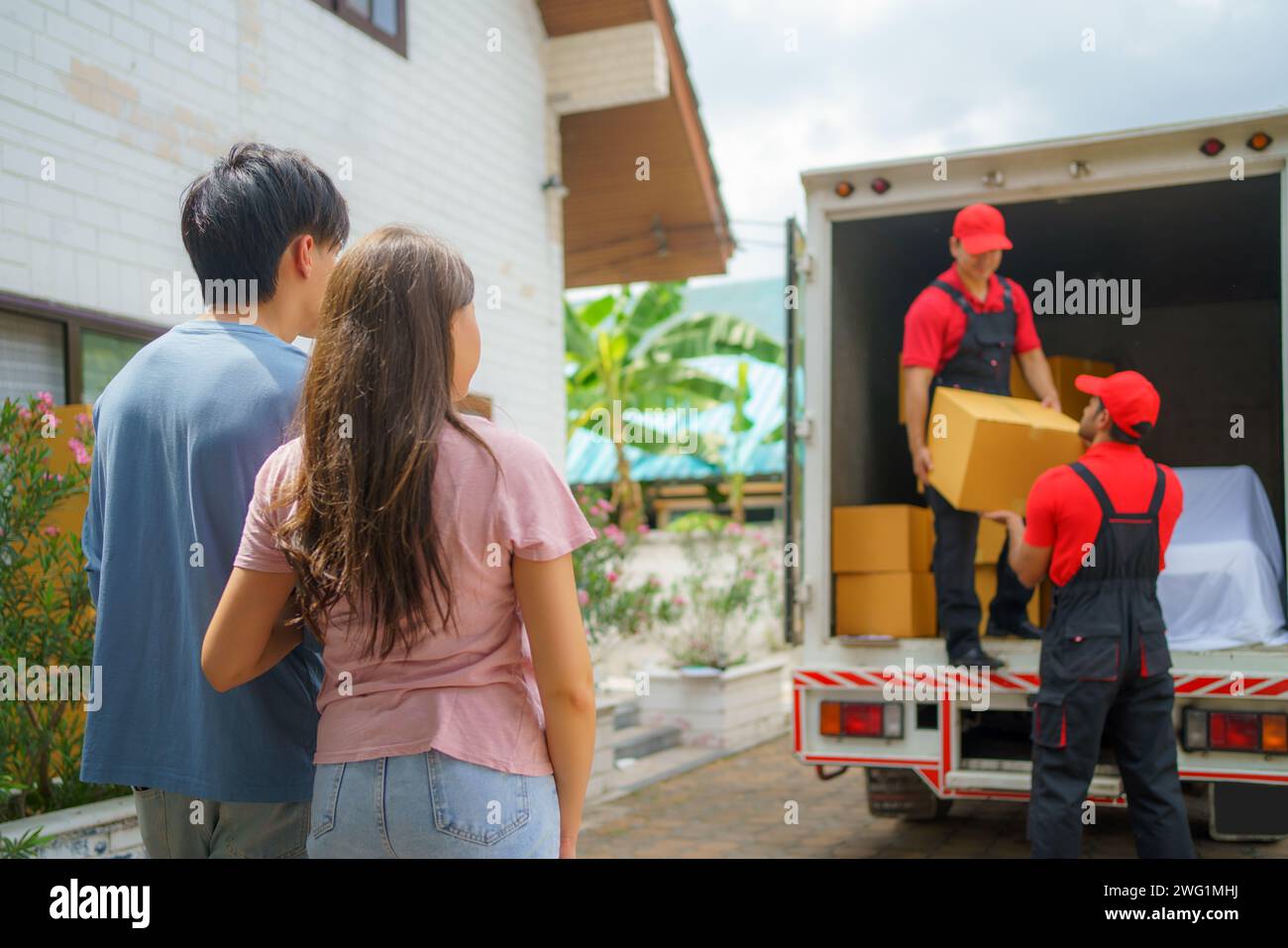 Move box onto truck hi-res stock photography and images - Alamy