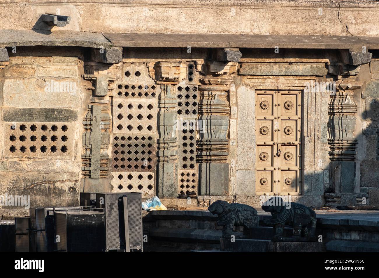 Architecture patterns india temple hi-res stock photography and images ...