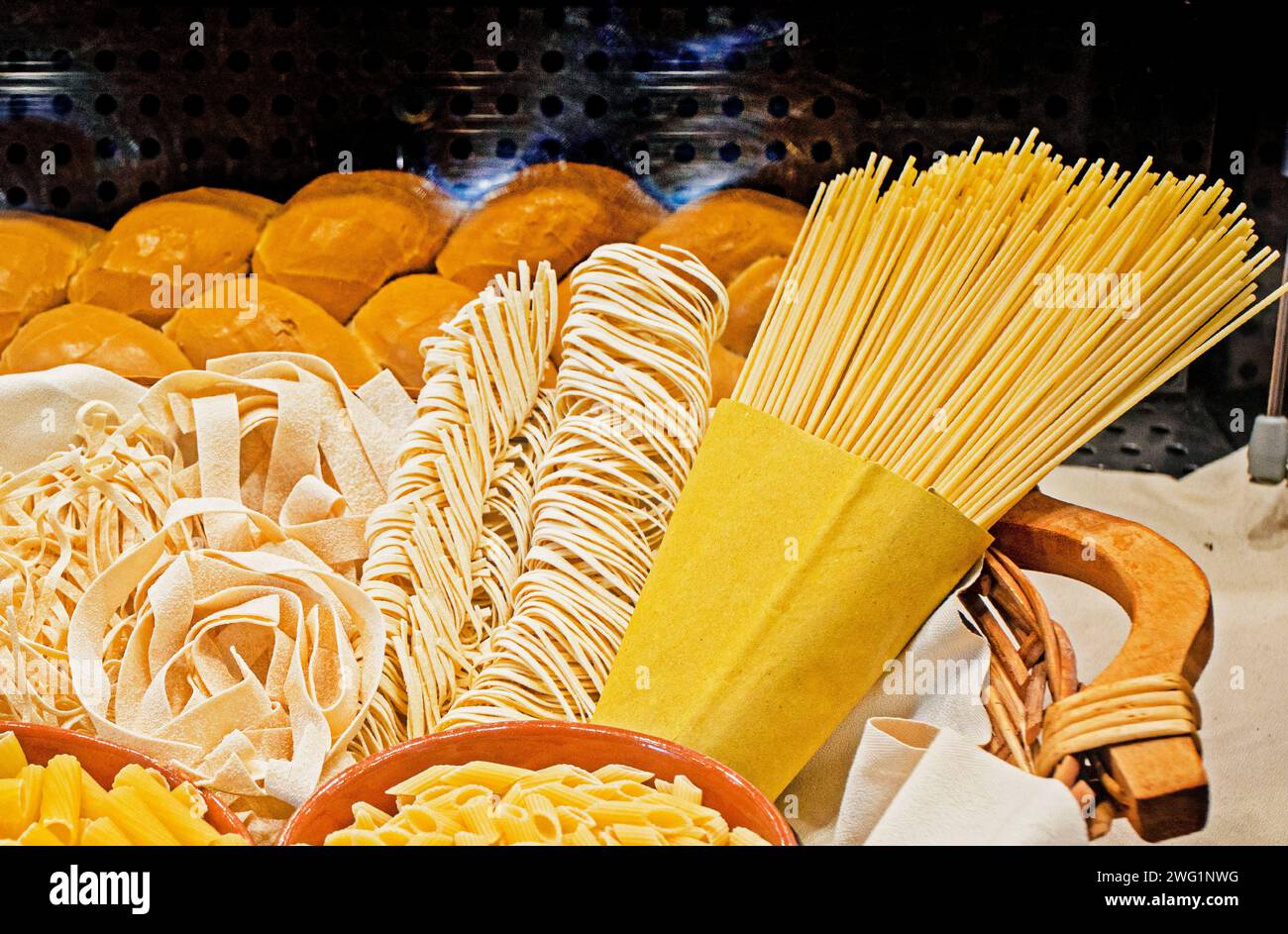 Market basket pasta hi-res stock photography and images - Alamy