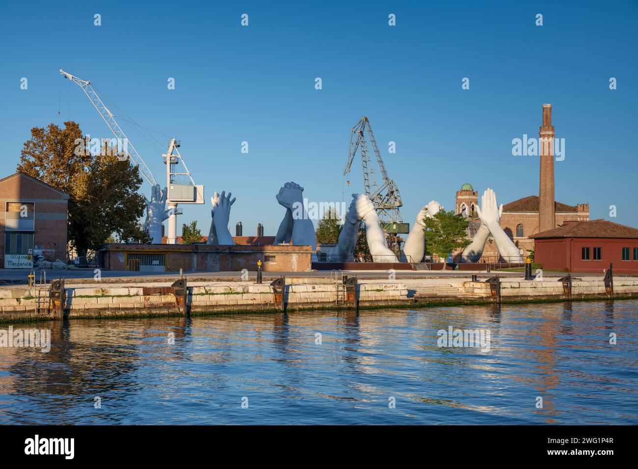 Building Bridges by Lorenzo Quinn, Venice, Italy Stock Photo - Alamy