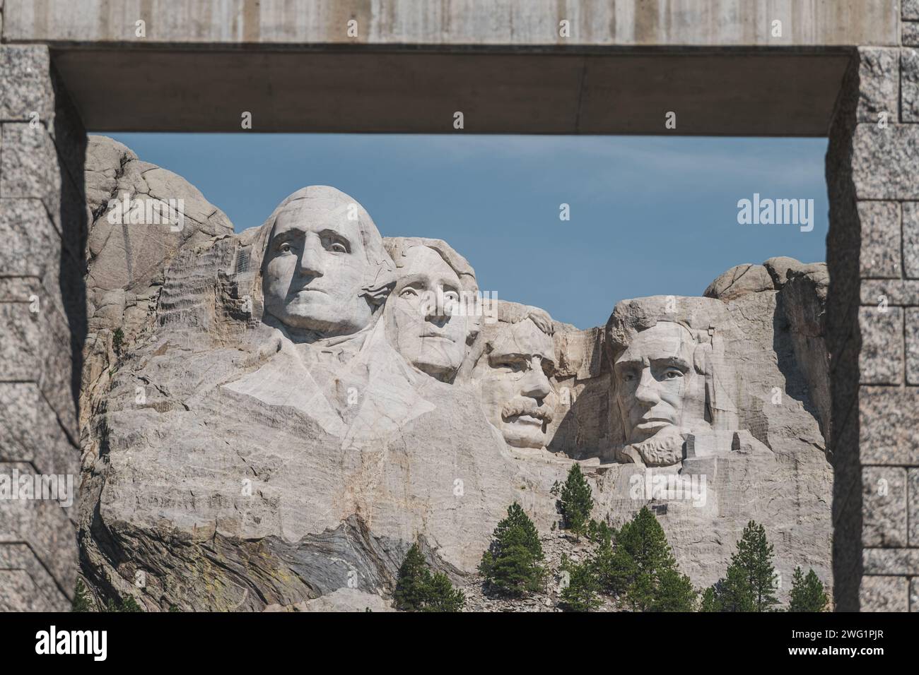 An archway framing Mt. Rushmore, featuring the faces of four famous U.S ...