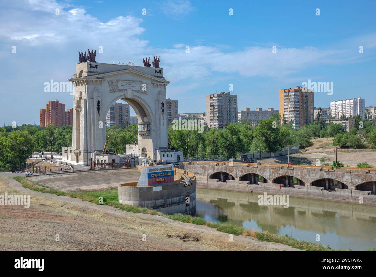 VOLGOGRAD, RUSSIA - JUNE 15, 2023: The Arc de Triomphe on the navigable ...