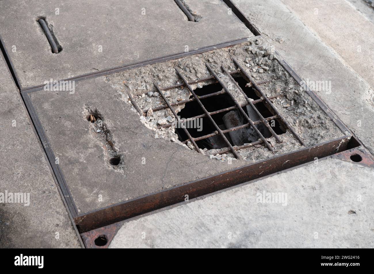 Cement drain cap cracked and see the rusted steel bar Stock Photo - Alamy