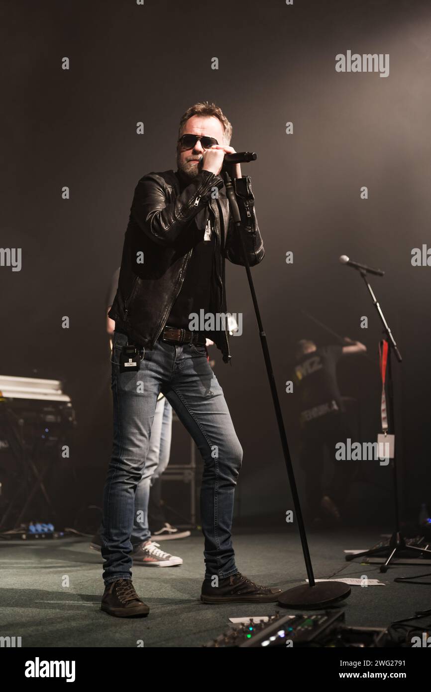 Night event singer hi-res stock photography and images - Alamy