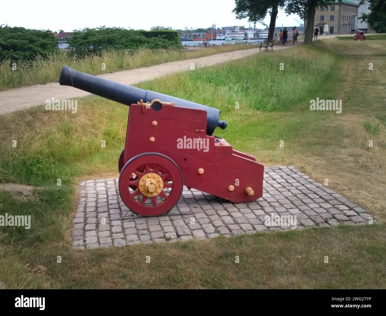 Old cannon on a wall hi-res stock photography and images - Alamy