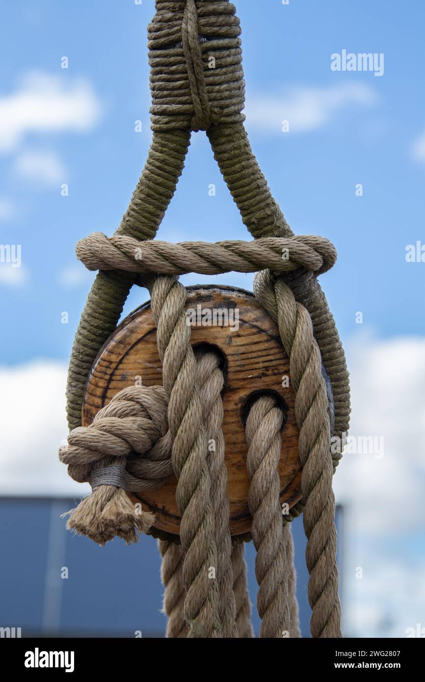 Rope pulley on sailing ship hi-res stock photography and images - Alamy