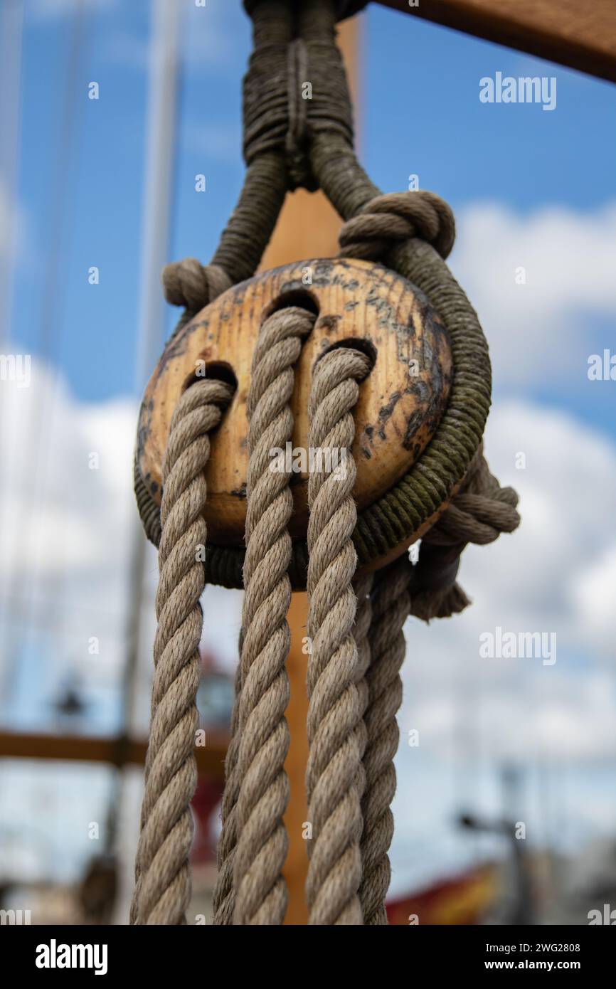 Rope pulley on sailing ship hi-res stock photography and images - Alamy