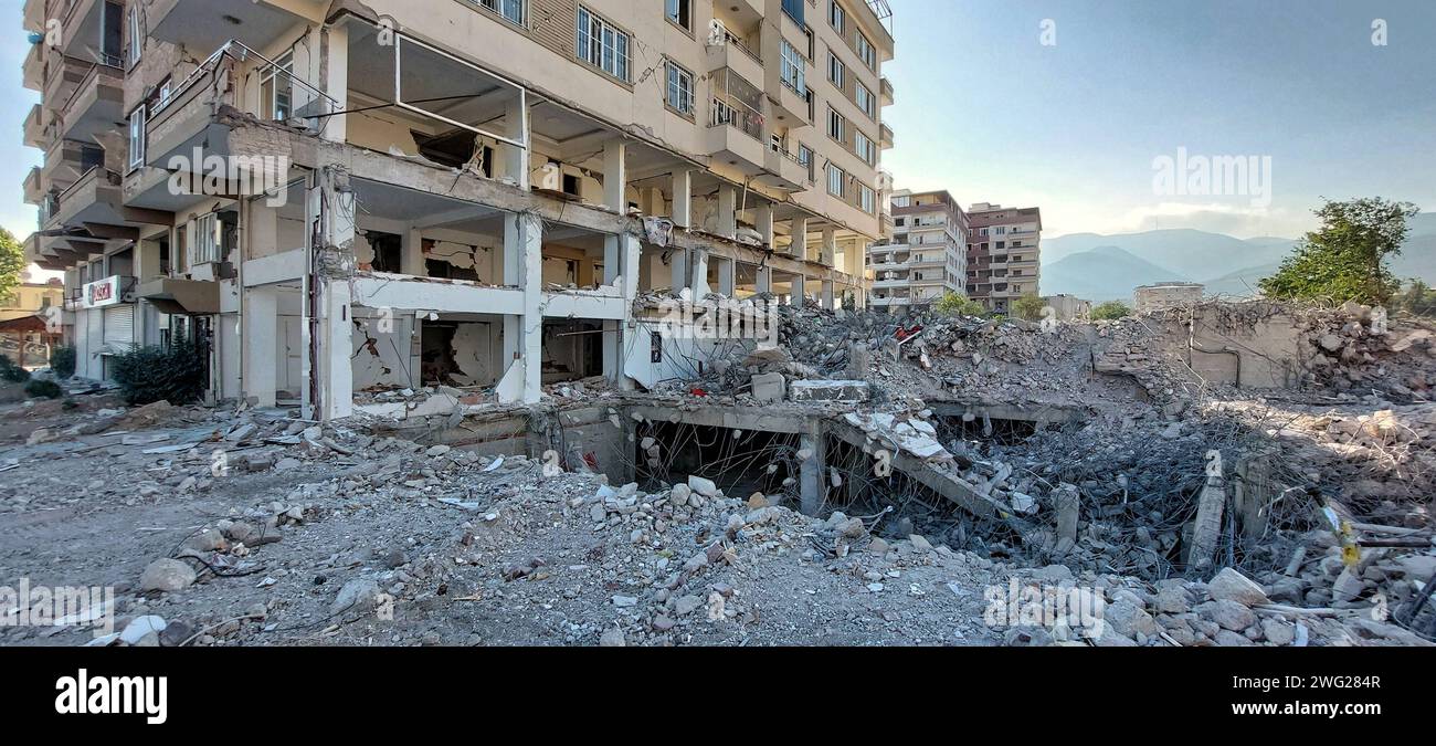 Nurdagi, Tuerkei, TUR - Zerstoerte Hochhaeuser im Erdbebengebiet Region ...