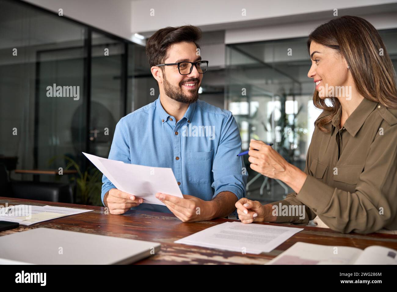 Female advisor attorney lawyer consulting client investor at meeting ...