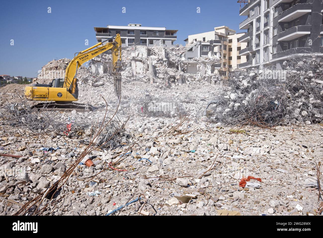Nurdagi, Tuerkei, TUR - Zerstoerte Hochhaeuser im Erdbebengebiet Region ...