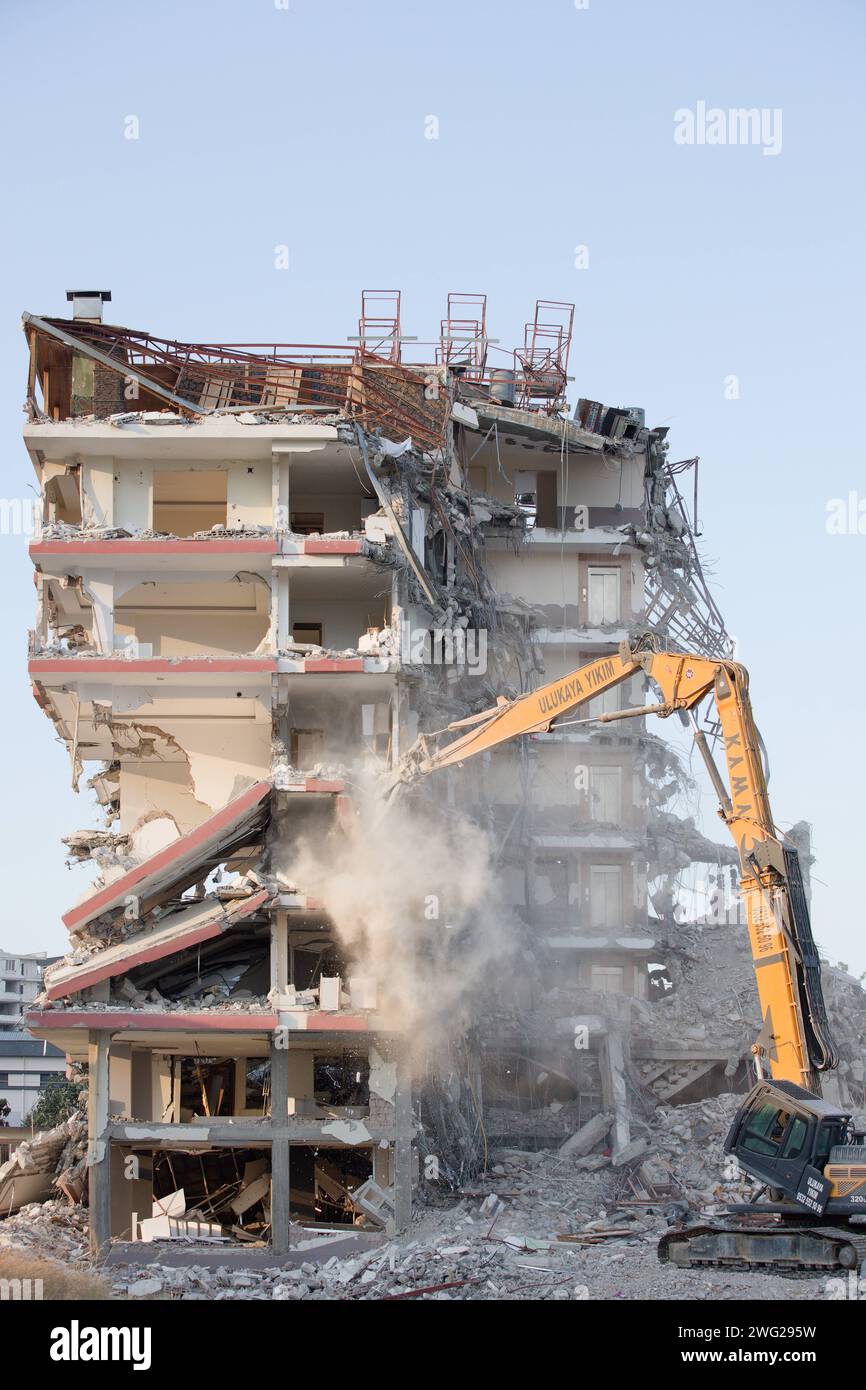 Nurdagi, Tuerkei, TUR - Zerstoerte Hochhaeuser im Erdbebengebiet Region ...