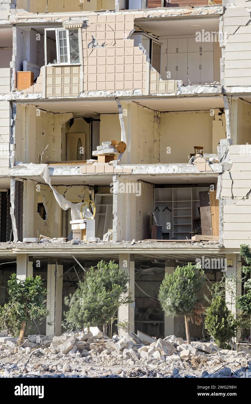 Nurdagi, Tuerkei, TUR - Zerstoerte Hochhaeuser im Erdbebengebiet Region ...