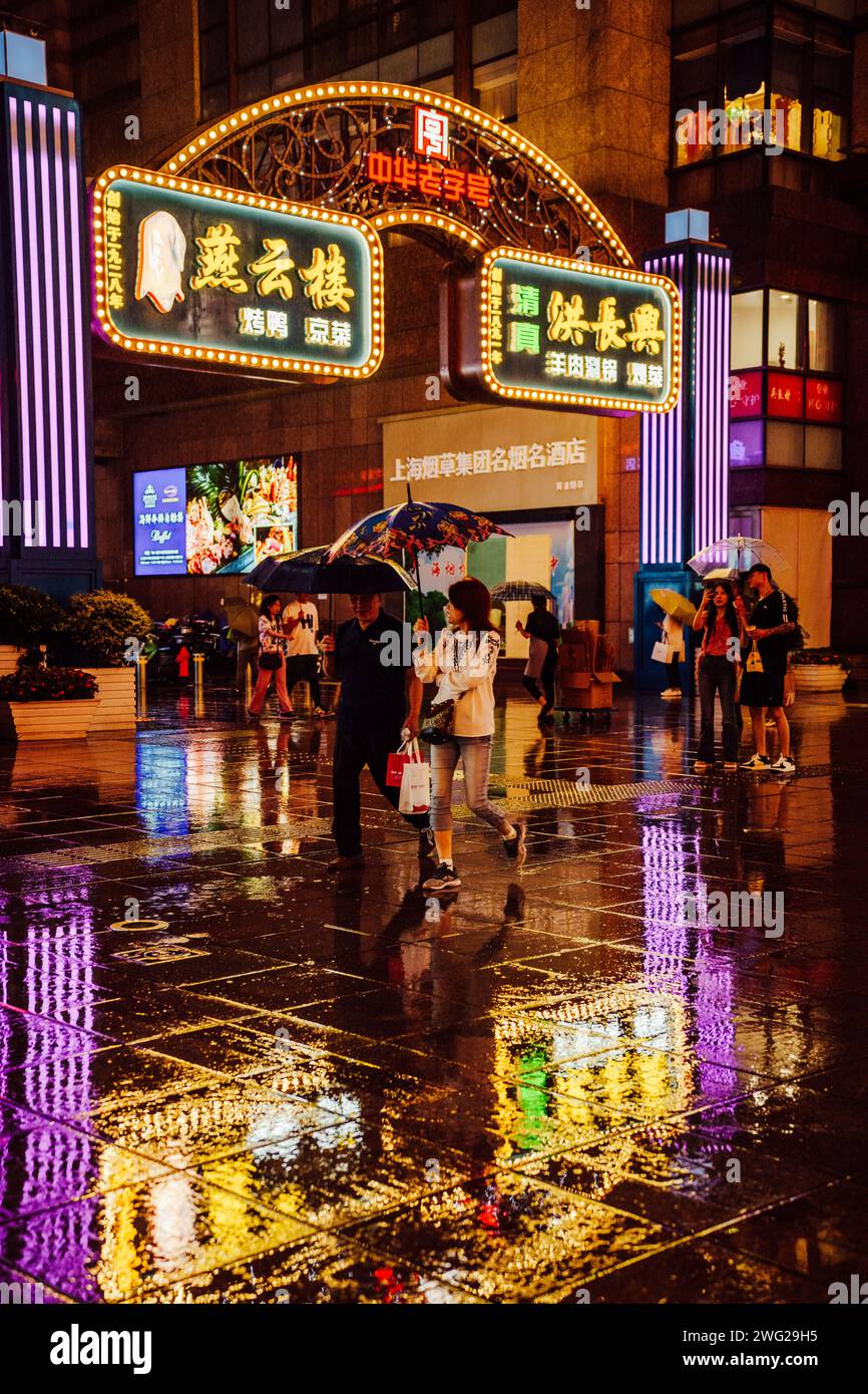 Night life street shanghai hi-res stock photography and images - Alamy