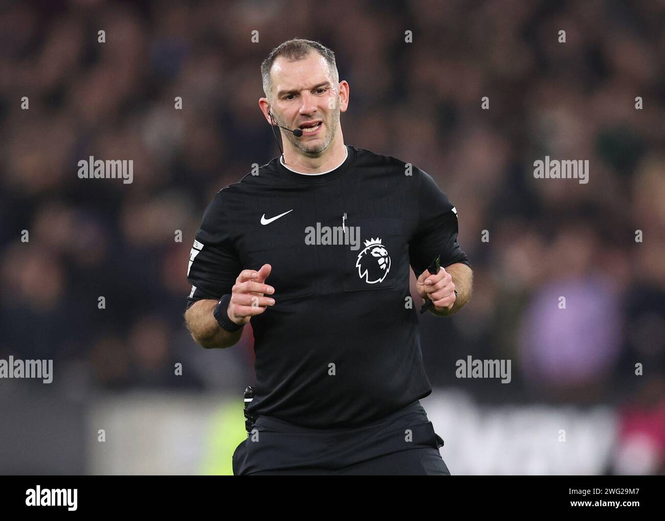 Tim robinson referee hi-res stock photography and images - Alamy