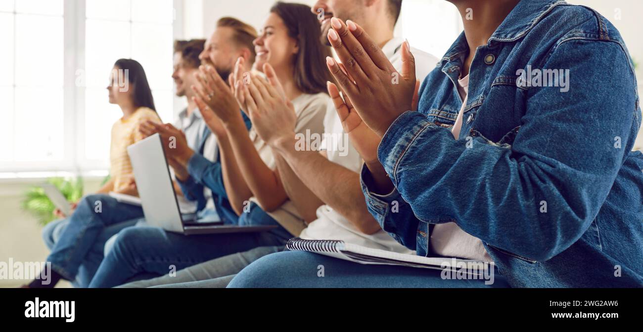 Black audience clapping hi-res stock photography and images - Alamy