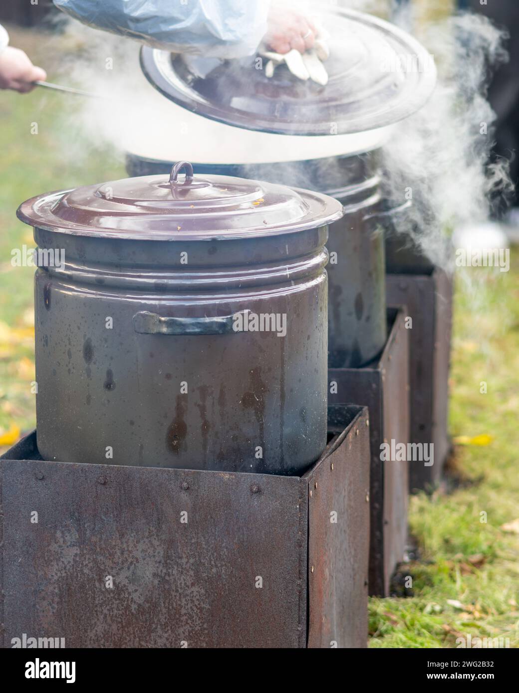 Various cooking pots hi-res stock photography and images - Alamy