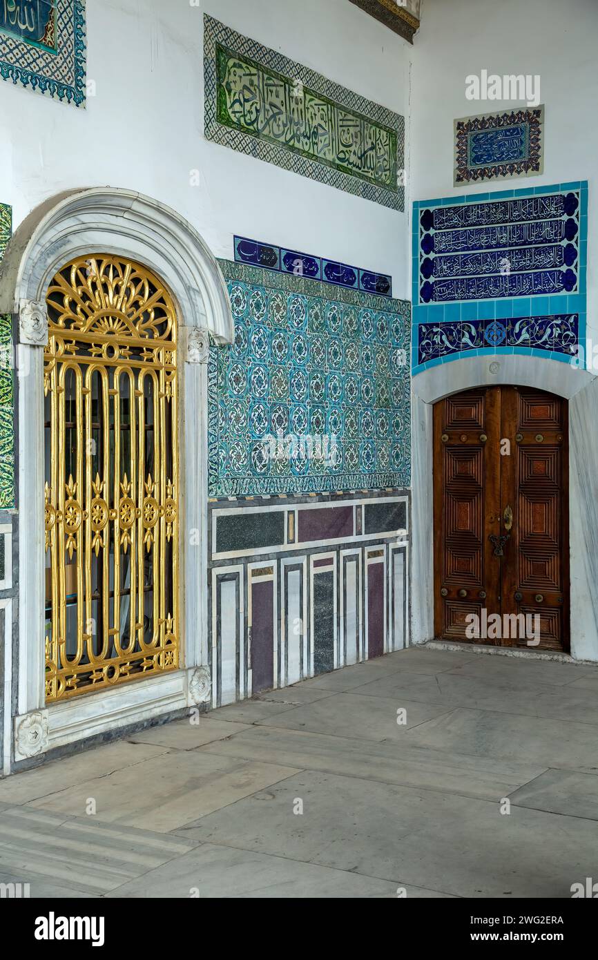 Window and decorative wall tile, Topkapi Palace, Istanbul, Turkey Stock ...