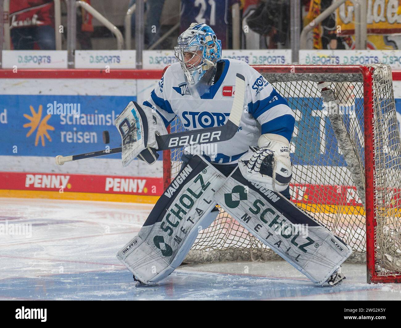 Cody Brenner (Schwenninger Wild Wings, #51) hat den Puk abgewehrt ...