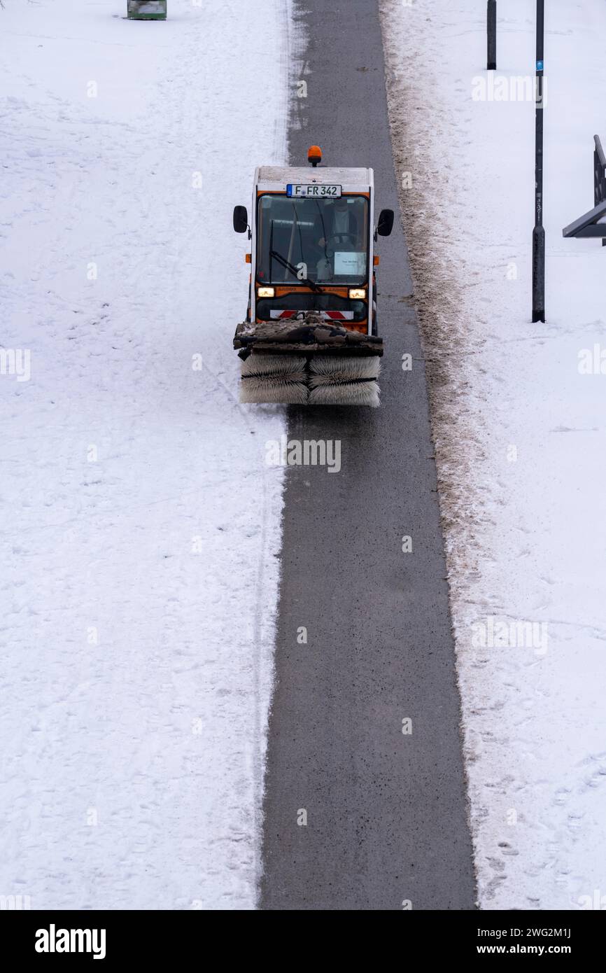 Winter onset, winter service, clearing snow and ice from sidewalks ...