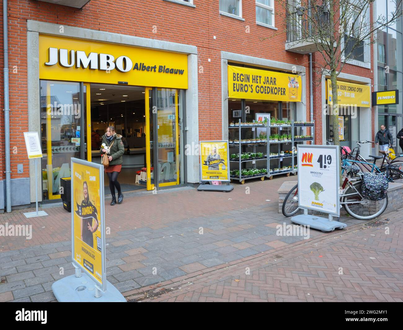 Town center supermarket hi-res stock photography and images - Alamy