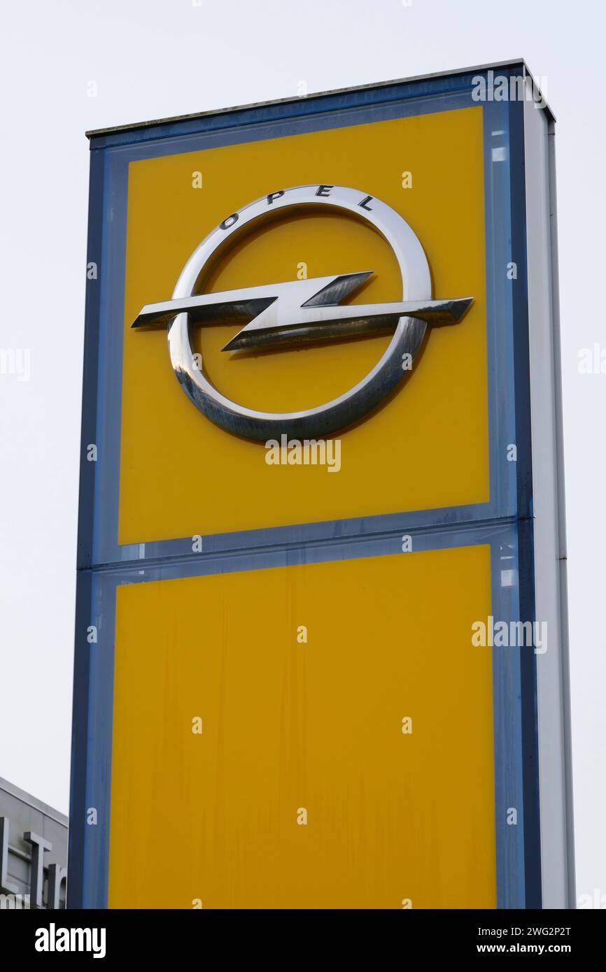 Opel sign hi-res stock photography and images - Alamy