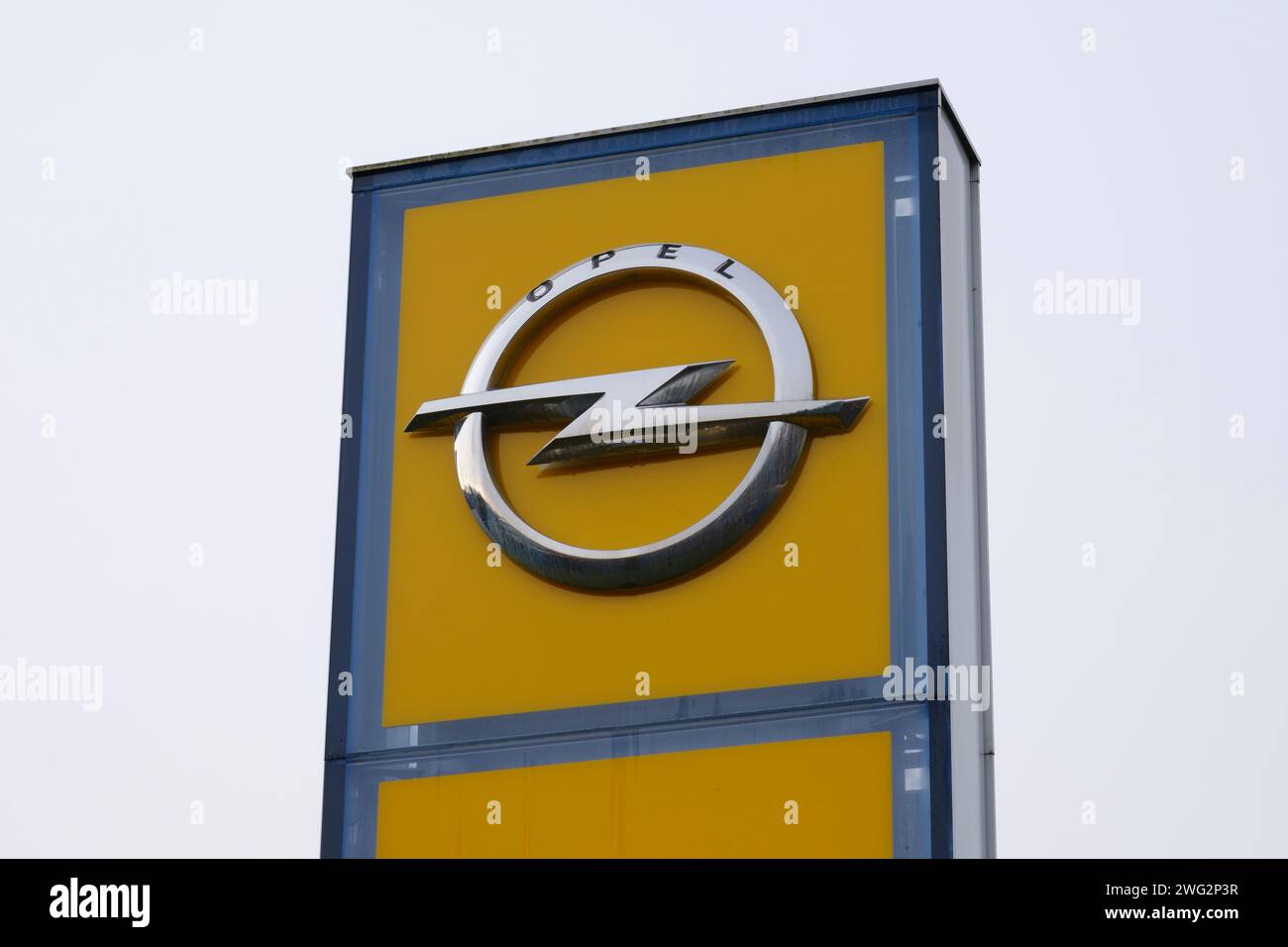 Opel sign hi-res stock photography and images - Alamy