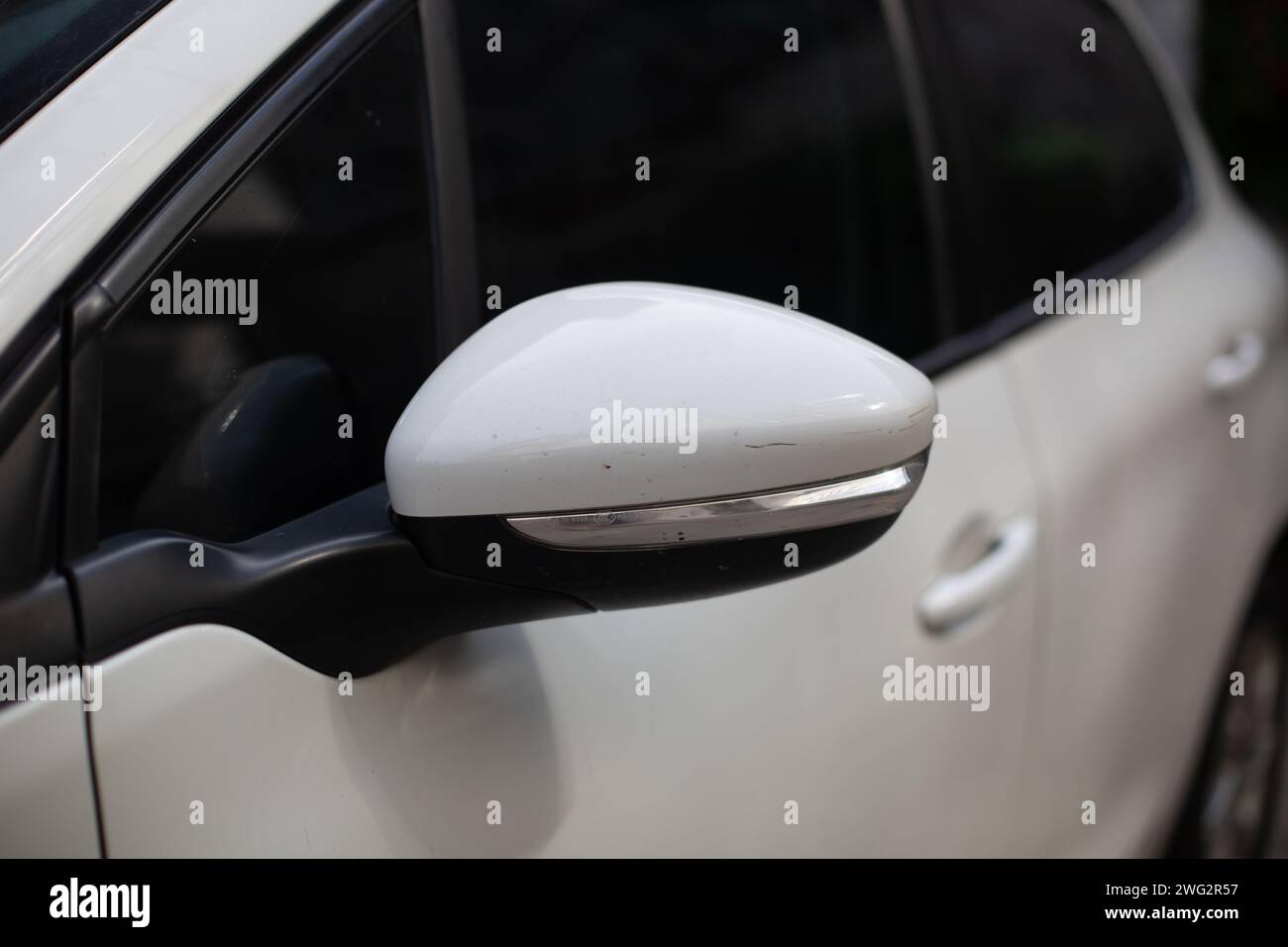 Car side mirror reflecting rear end Stock Photo - Alamy