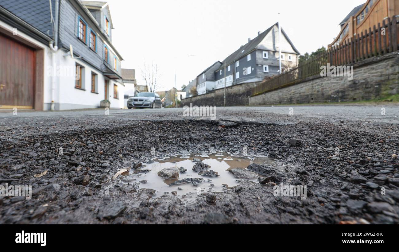 Symbolbild. Marode Infrastruktur, Marode Strassen. Viele Strassen in ...