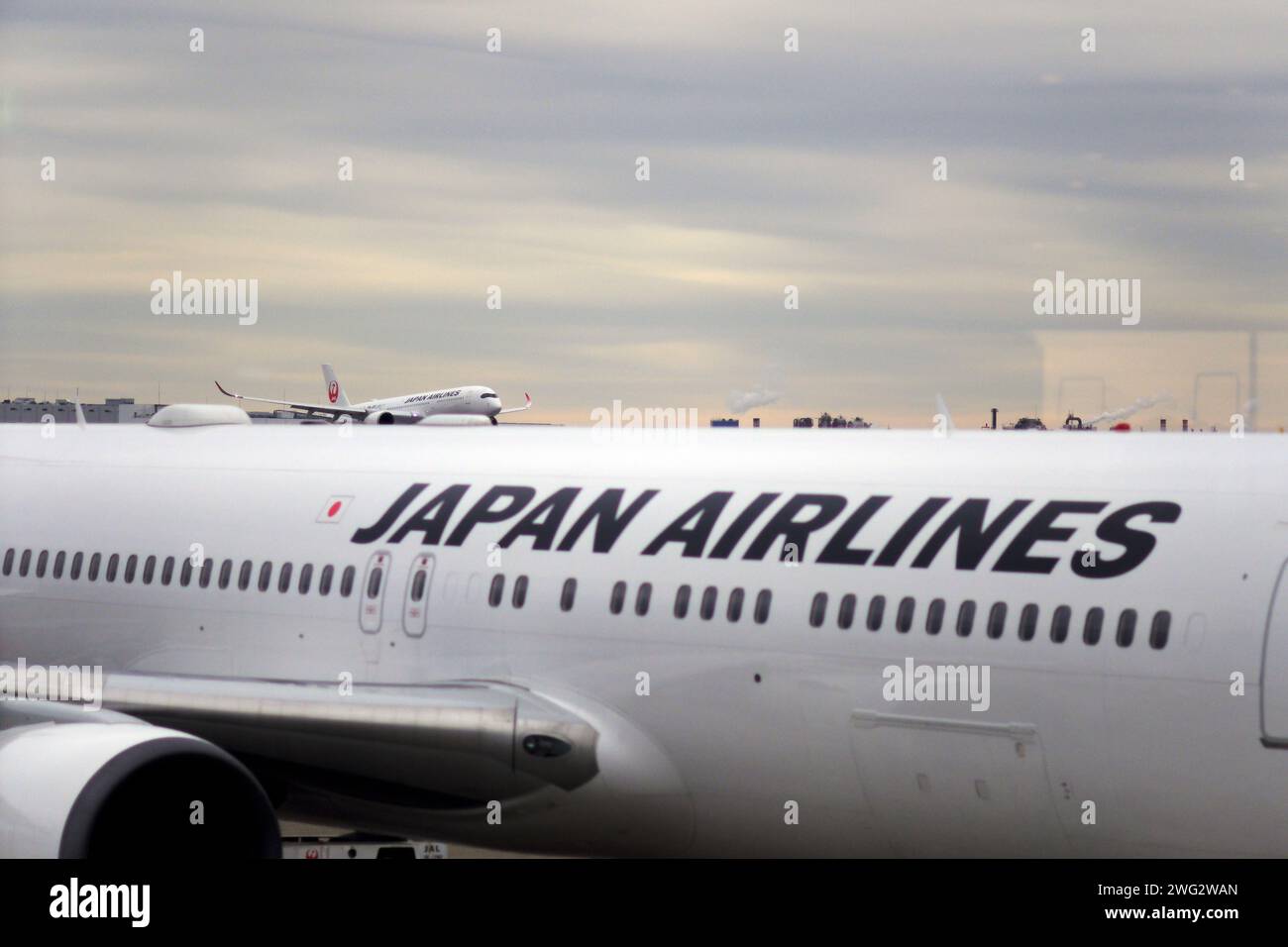 JAL aircraft waits on the runway for passengers at Tokyo Haneda ...