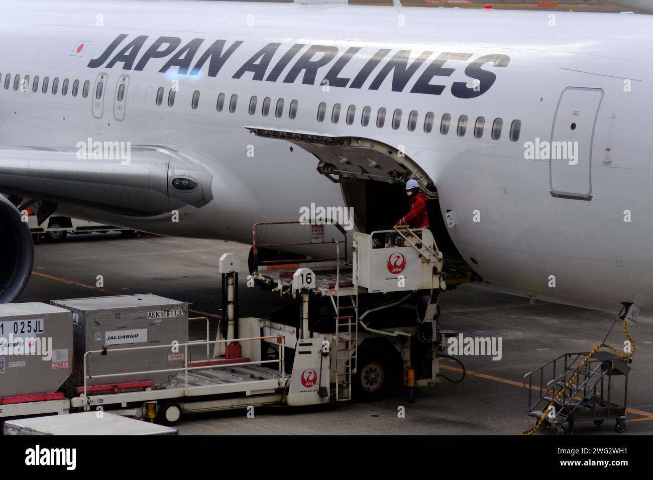 Tokyo haneda international airport terminal 1 hi-res stock photography ...