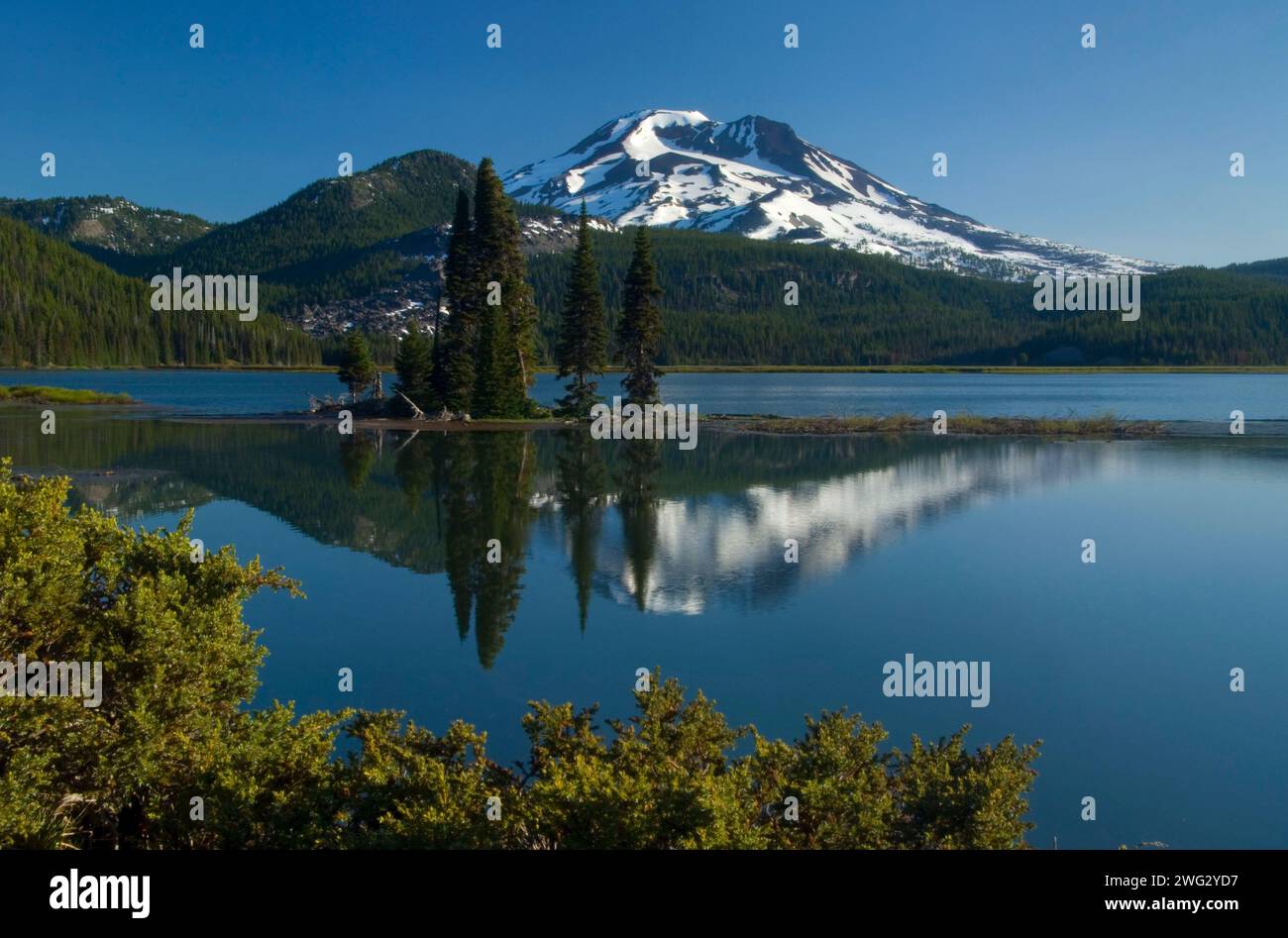 South Sister with Sparks Lake from Ray Atkeson Trail, Cascade Lakes ...