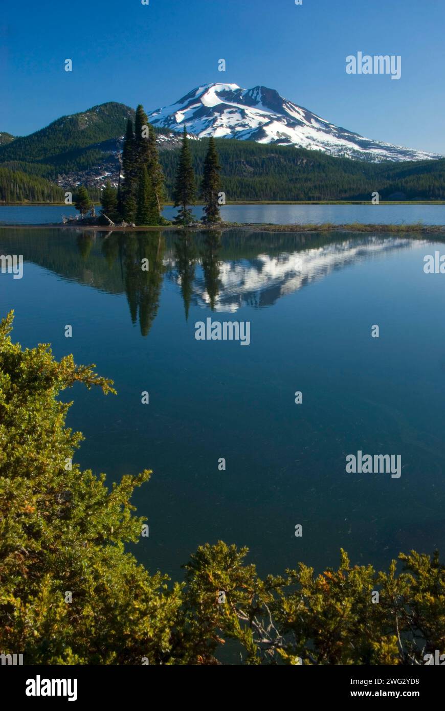 South Sister with Sparks Lake from Ray Atkeson Trail, Cascade Lakes ...